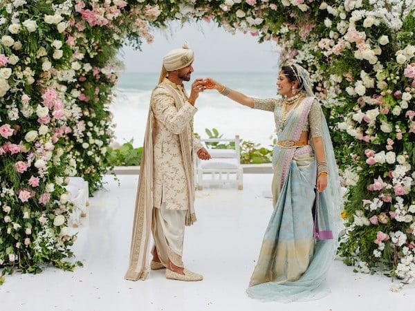 Del sari al lehenga: vestidos de novia indios para una boda en la playa
