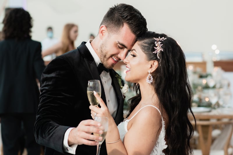 Del esmoquin al brindis: guía del novio para el gran día